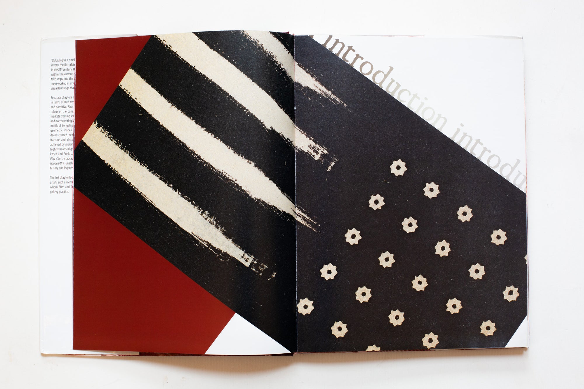 Unfolding: Contemporary Indian Textiles by Maggie Baxter – ARTISANS'